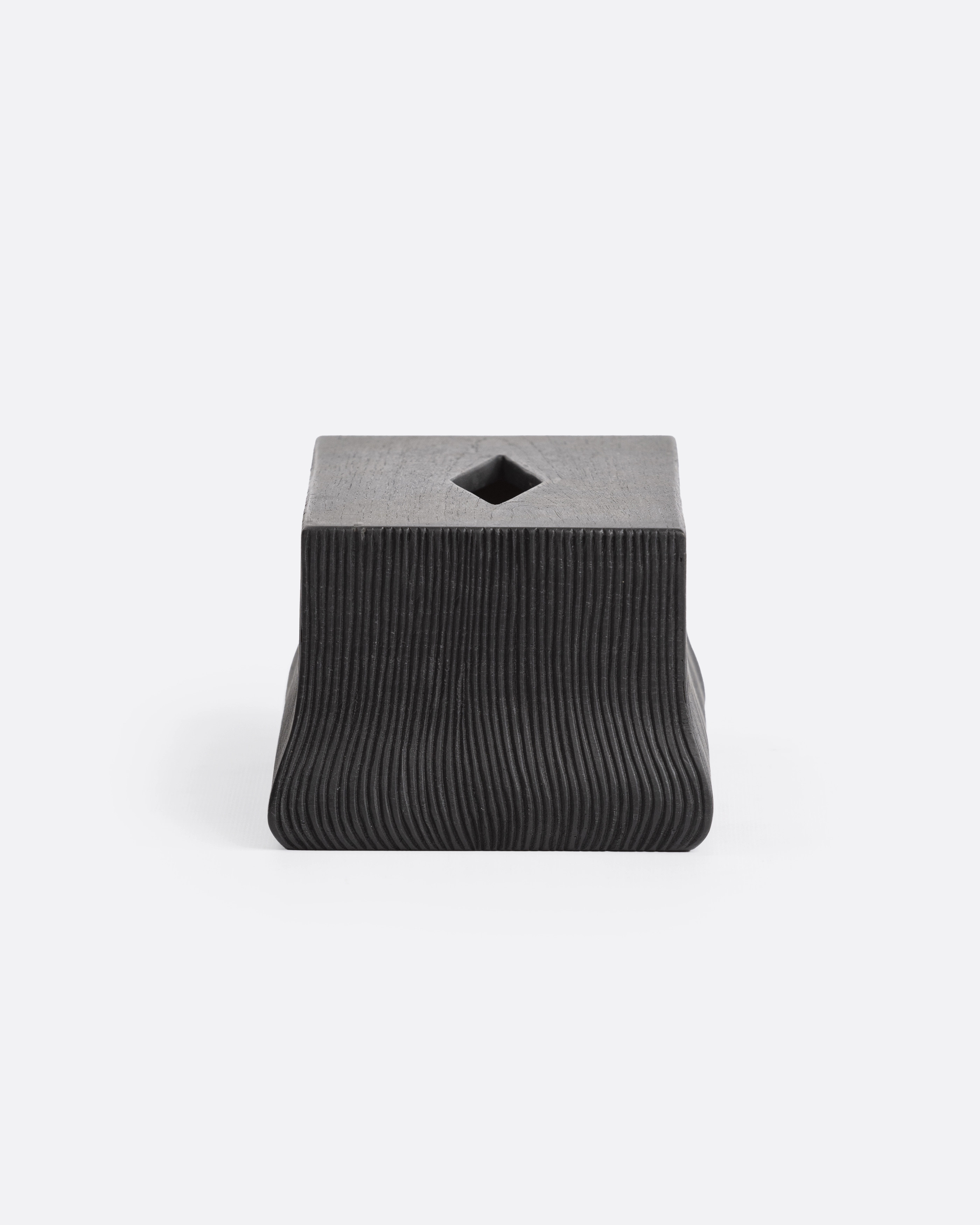 MEJA tissue box in recycled teak wood 14 x 26 x 10 cm in black colour