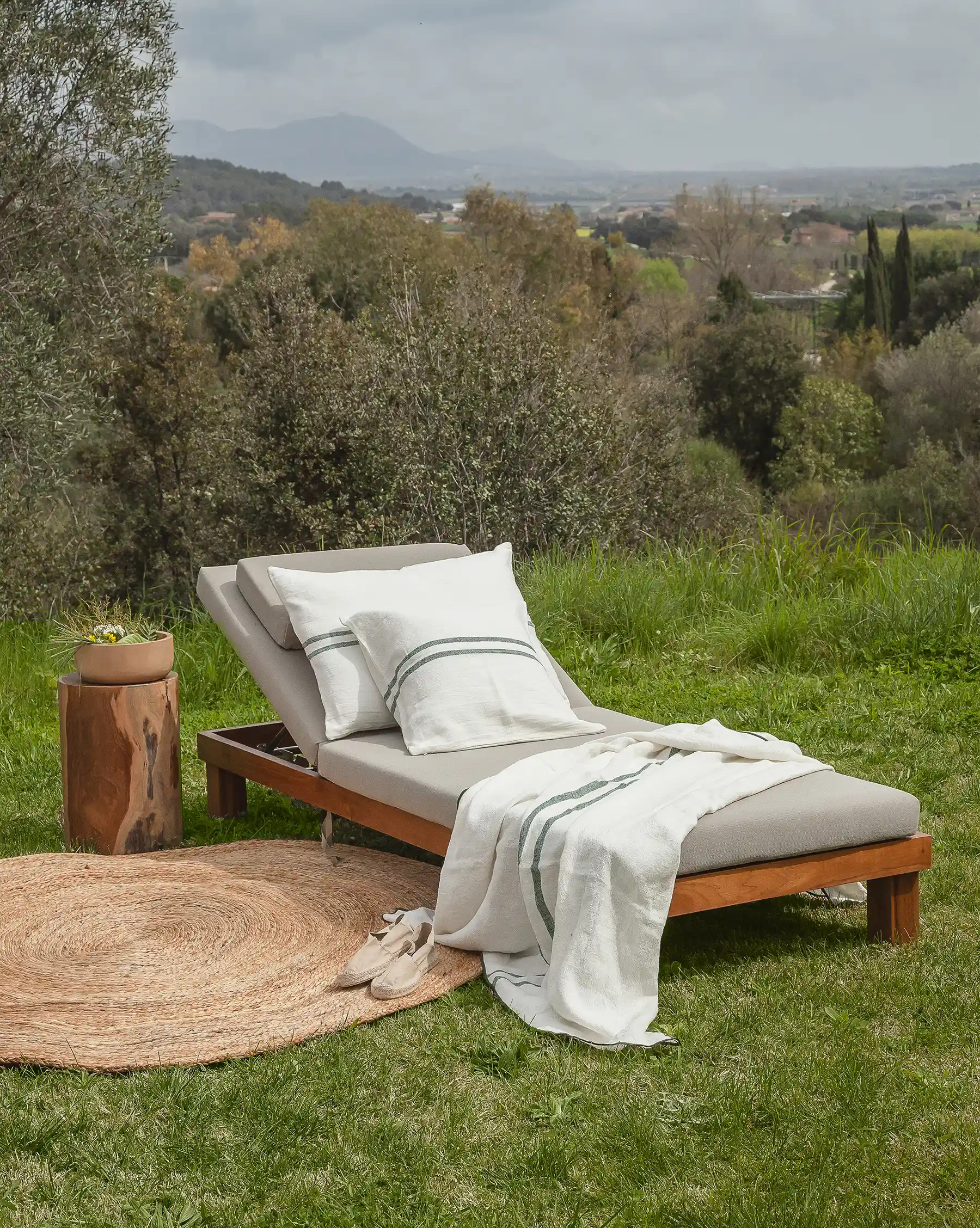 STRAUSS outdoor sunbed in teak wood 200 x 80 x 25 cm with natural mattress